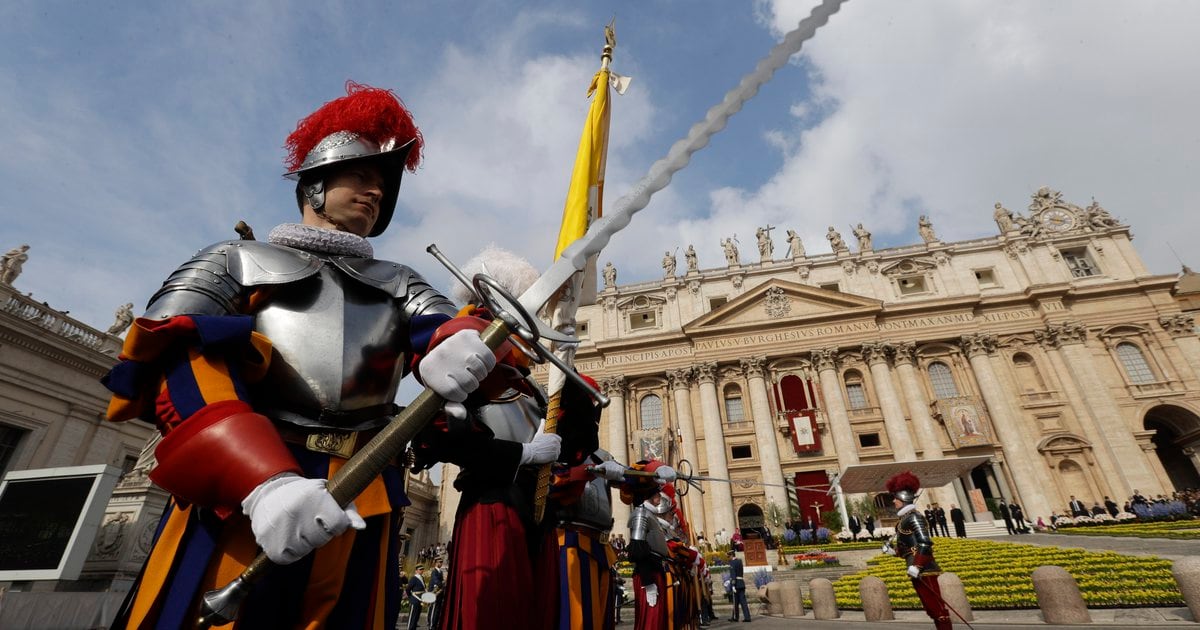 Swiss Guard chief: Elite Vatican corps ready to confront any threat ...