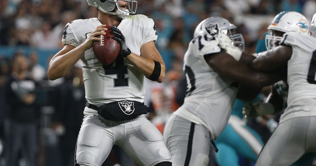 Derek Carr throws for 300 yards to help Oakland beat Miami 27-24
