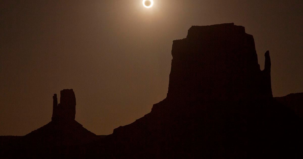 Solar eclipse mania spurs festivals, tours, sold-out hotels